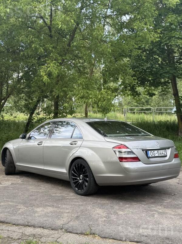 Pelēks Mercedes-Benz S 500 2005 Rīga, ar dzinēja tilpumu 5.50 L un nobraukumu 323 tūkst. km par 8299 €, foto 2 vietnē AUTOMOTO.COM.LV