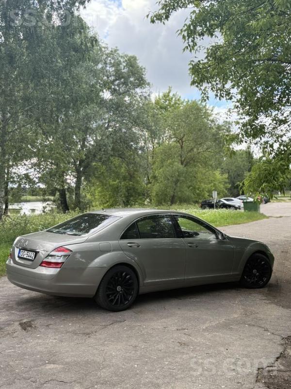 Pelēks Mercedes-Benz S 500 2005 Rīga, ar dzinēja tilpumu 5.50 L un nobraukumu 323 tūkst. km par 8299 €, foto 3 vietnē AUTOMOTO.COM.LV