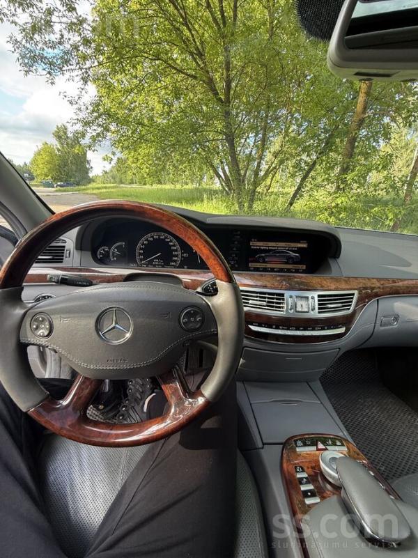 Pelēks Mercedes-Benz S 500 2005 Rīga, ar dzinēja tilpumu 5.50 L un nobraukumu 323 tūkst. km par 8299 €, foto 5 vietnē AUTOMOTO.COM.LV