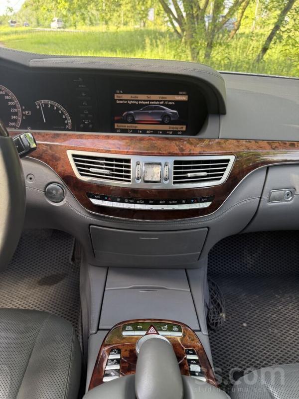 Pelēks Mercedes-Benz S 500 2005 Rīga, ar dzinēja tilpumu 5.50 L un nobraukumu 323 tūkst. km par 8299 €, foto 8 vietnē AUTOMOTO.COM.LV
