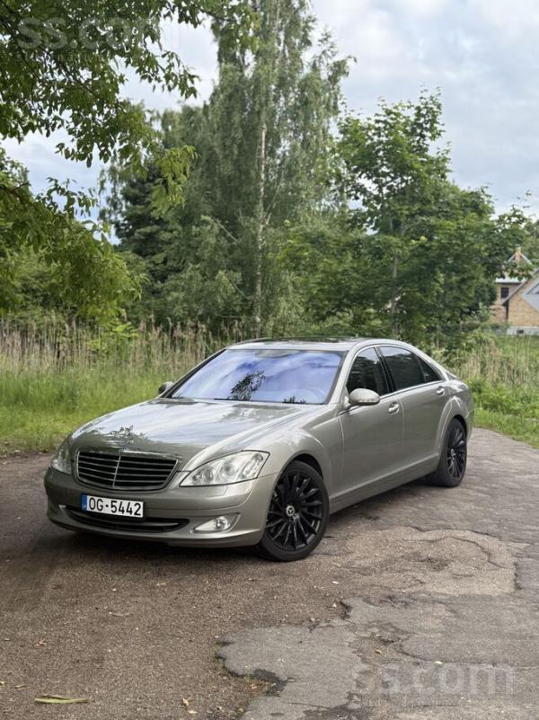 Grey Mercedes-Benz S 500 2005 in Riga, with an engine capacity of 5.50 L and mileage of 323 thousand km for 8299 €, photo 1 on AUTOMOTO.COM.LV