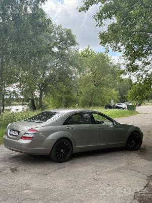 Grey Mercedes-Benz S 500 2005 in Riga, with an engine capacity of 5.50 L and mileage of 323 thousand km for 8299 €, photo 4 on AUTOMOTO.COM.LV