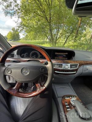 Grey Mercedes-Benz S 500 2005 in Riga, with an engine capacity of 5.50 L and mileage of 323 thousand km for 8299 €, photo 6 on AUTOMOTO.COM.LV