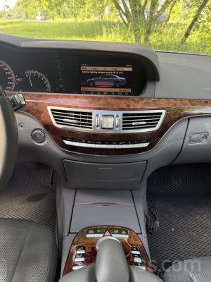 Grey Mercedes-Benz S 500 2005 in Riga, with an engine capacity of 5.50 L and mileage of 323 thousand km for 8299 €, photo 9 on AUTOMOTO.COM.LV
