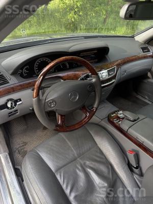 Grey Mercedes-Benz S 500 2005 in Riga, with an engine capacity of 5.50 L and mileage of 323 thousand km for 8299 €, photo 11 on AUTOMOTO.COM.LV