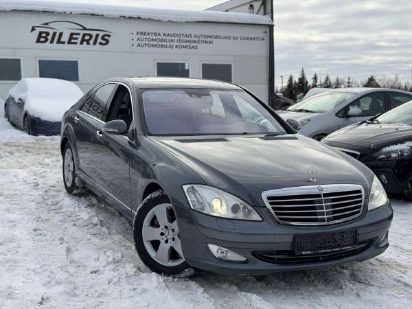 Grey Mercedes-Benz S 500 2006 in Utena, with an engine capacity of 5.46 L and mileage of 226 thousand km for 5990 €, photo 1 on AUTOMOTO.COM.LV