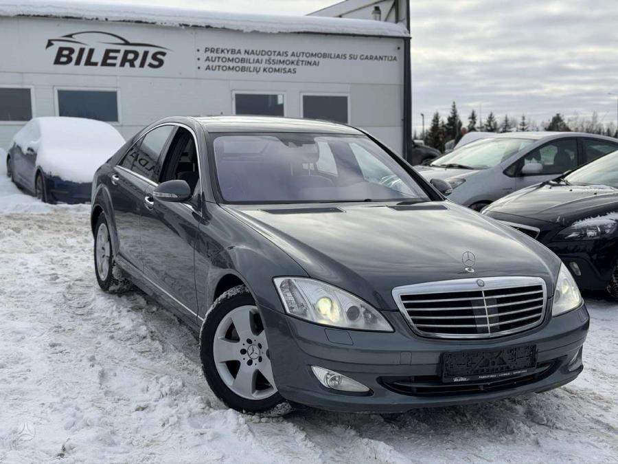 Grey Mercedes-Benz S 500 2006 in Utena, with an engine capacity of 5.46 L and mileage of 226 thousand km for 5990 €, photo 1 on AUTOMOTO.COM.LV