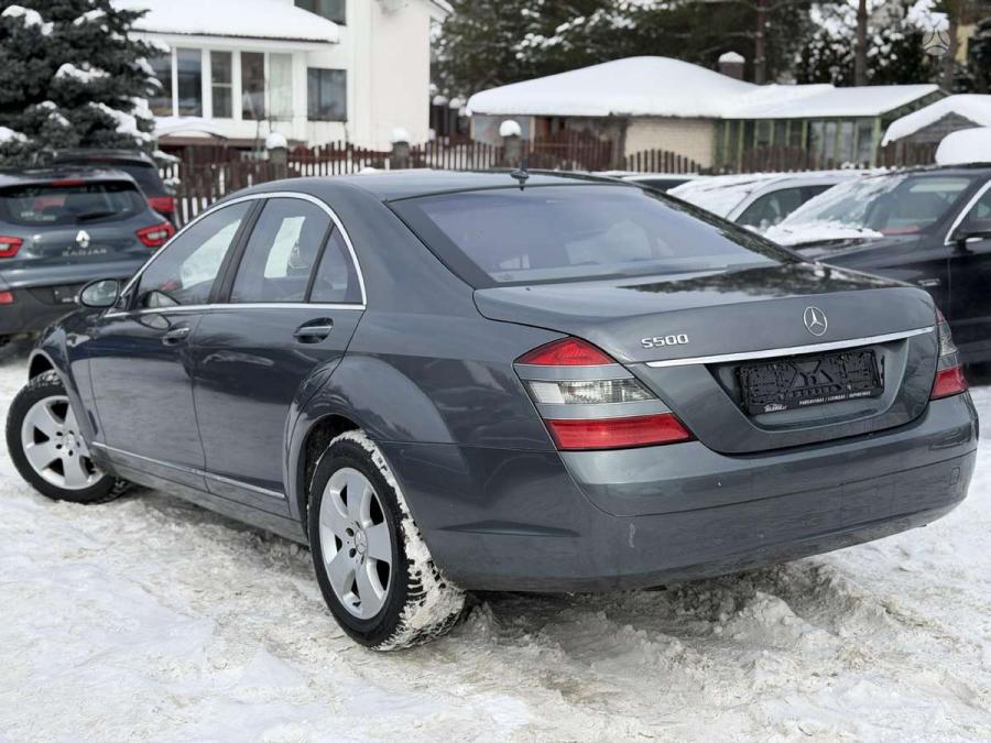 Grey Mercedes-Benz S 500 2006 in Utena, with an engine capacity of 5.46 L and mileage of 226 thousand km for 5990 €, photo 2 on AUTOMOTO.COM.LV