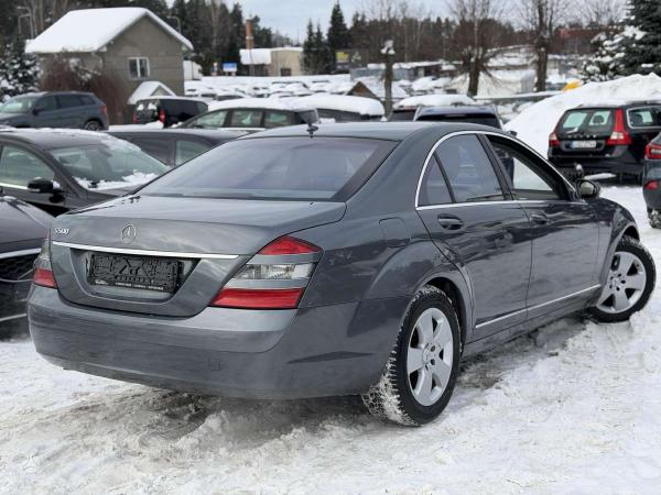 Grey Mercedes-Benz S 500 2006 in Utena, with an engine capacity of 5.46 L and mileage of 226 thousand km for 5990 €, photo 4 on AUTOMOTO.COM.LV