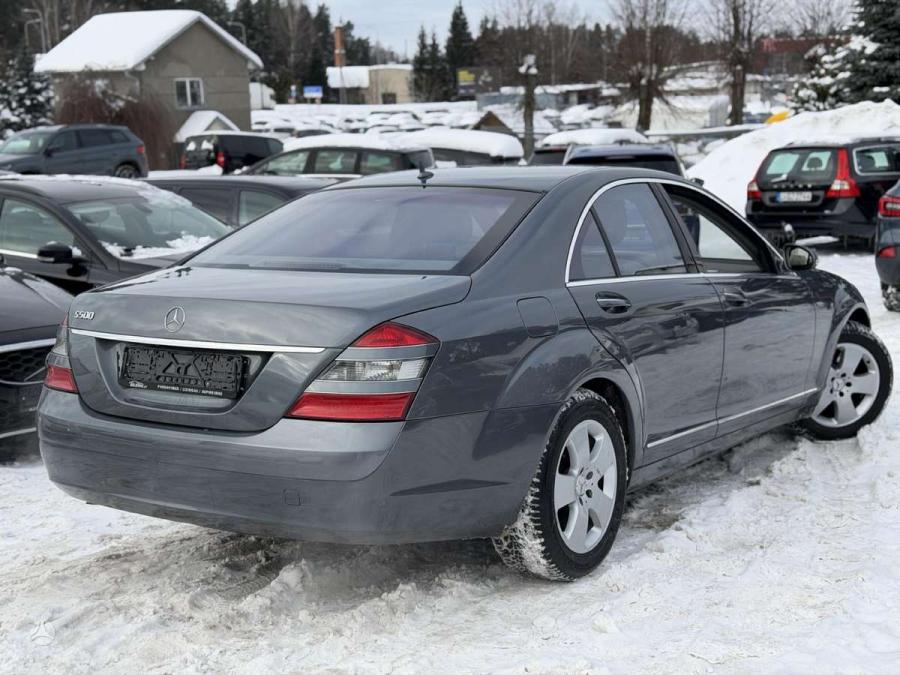 Grey Mercedes-Benz S 500 2006 in Utena, with an engine capacity of 5.46 L and mileage of 226 thousand km for 5990 €, photo 4 on AUTOMOTO.COM.LV