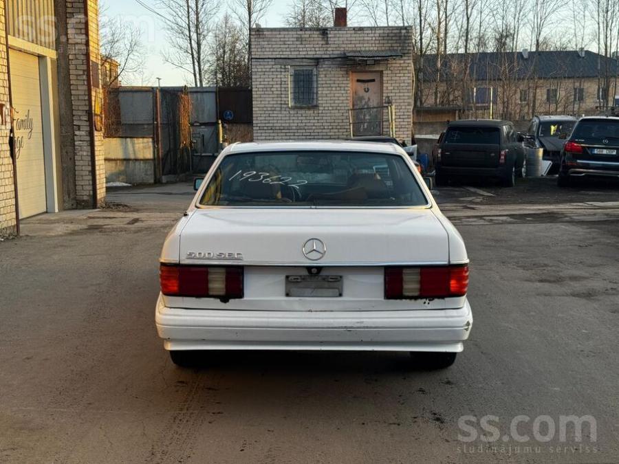 Белый Мерседес С 500 1986 в Рига, объемом двигателя 5.00 л и пробегом 230 тыс. км за 7700 €, фото 3 на AUTOMOTO.COM.LV