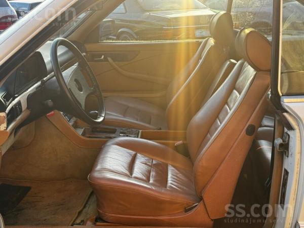 Белый Мерседес С 500 1986 в Рига, объемом двигателя 5.00 л и пробегом 230 тыс. км за 7700 €, фото 3 на AUTOMOTO.COM.LV
