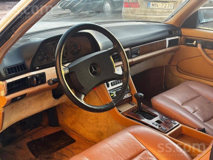 Белый Мерседес С 500 1986 в Рига, объемом двигателя 5.00 л и пробегом 230 тыс. км за 7700 €, фото 6 на AUTOMOTO.COM.LV