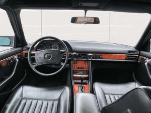 Dzeltens Mercedes-Benz S 500 1985 Panevēža, ar dzinēja tilpumu 4.97 L un nobraukumu 205 tūkst. km par 9100 €, foto 7 vietnē AUTOMOTO.COM.LV