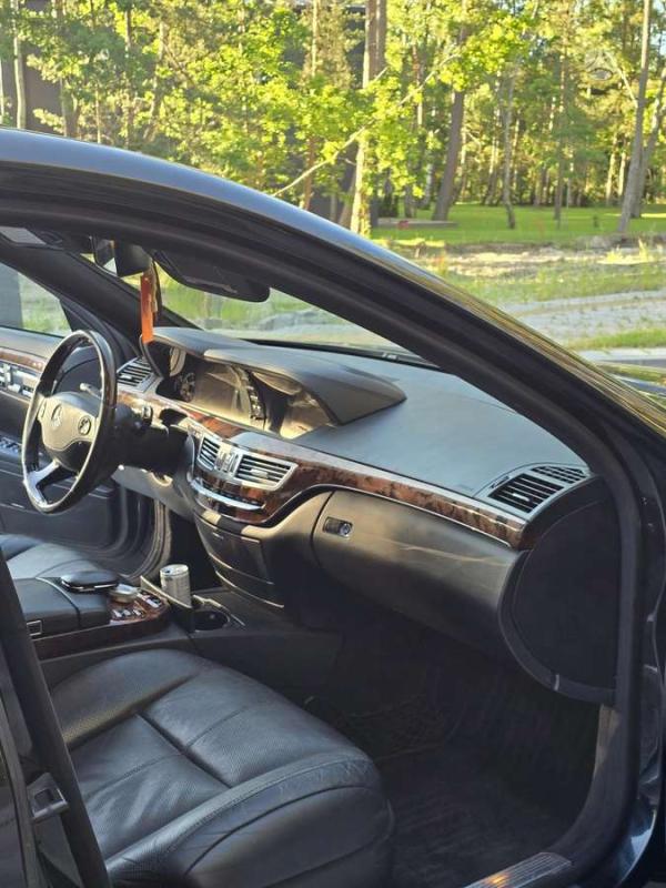 Black Mercedes-Benz s-550 2008 in Klaipeda, with an engine capacity of 5.46 L and mileage of 320 thousand km for 5950 €, photo 6 on AUTOMOTO.COM.LV