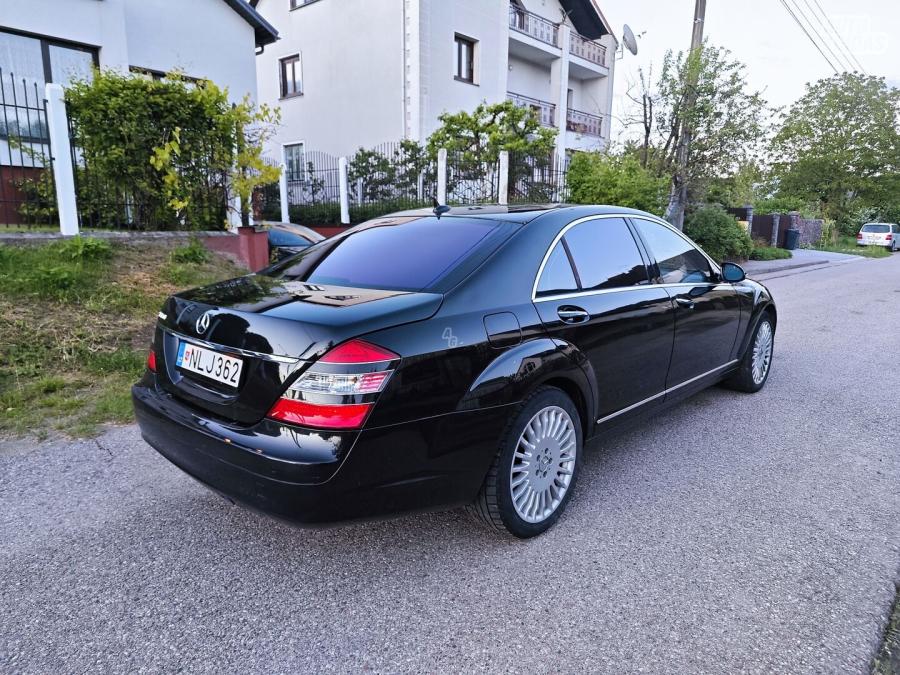 Black Mercedes-Benz s-550 2007 in Vilnius, with an engine capacity of 5.50 L and mileage of 400 thousand km for 4900 €, photo 4 on AUTOMOTO.COM.LV