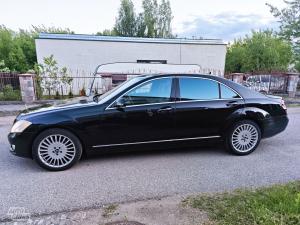 Black Mercedes-Benz s-550 2007 in Vilnius, with an engine capacity of 5.50 L and mileage of 400 thousand km for 4900 €, photo 8 on AUTOMOTO.COM.LV
