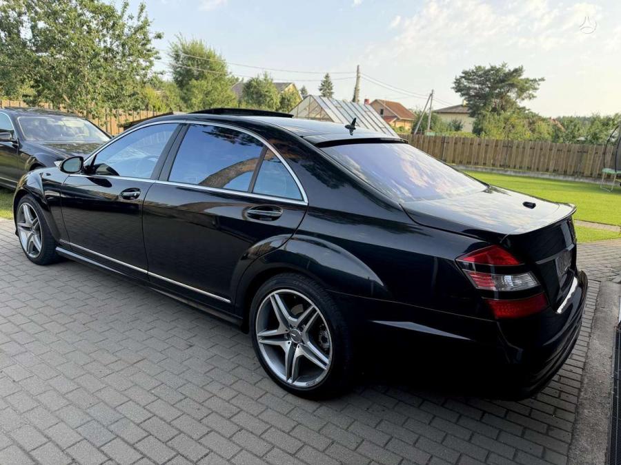 Черный Мерседес С 550 2007 в Вильнюс, объемом двигателя 5.46 л и пробегом 325 тыс. км за 7000 €, фото 6 на AUTOMOTO.COM.LV