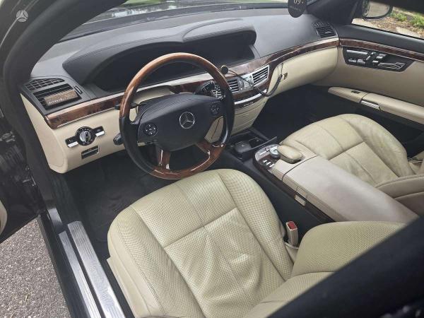 Melns Mercedes-Benz s-550 2007 Trakai, ar dzinēja tilpumu 5.50 L un nobraukumu 319 tūkst. km par 7000 €, foto 2 vietnē AUTOMOTO.COM.LV