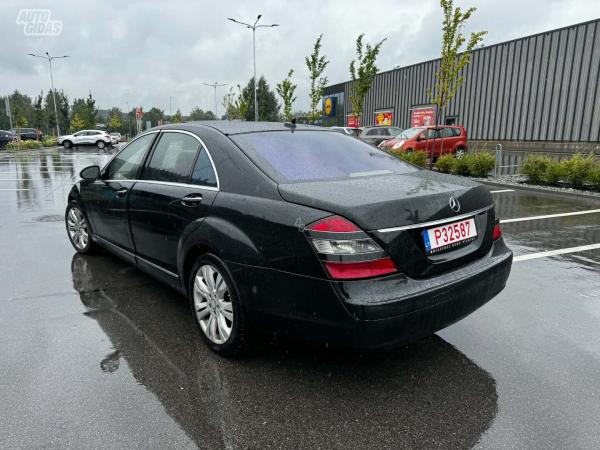 Черный Мерседес С 550 2008 в Вильнюс, объемом двигателя 5.50 л и пробегом 280 тыс. км за 4000 €, фото 1 на AUTOMOTO.COM.LV
