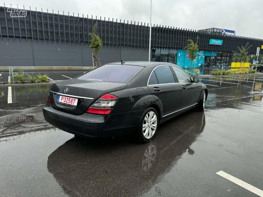 Черный Мерседес С 550 2008 в Вильнюс, объемом двигателя 5.50 л и пробегом 280 тыс. км за 4000 €, фото 3 на AUTOMOTO.COM.LV
