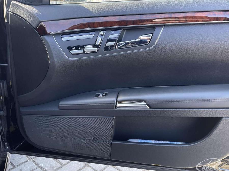 Black Mercedes-Benz s-550 2009 in Vilnius, with an engine capacity of 5.46 L and mileage of 253 thousand km for 8900 €, photo 7 on AUTOMOTO.COM.LV