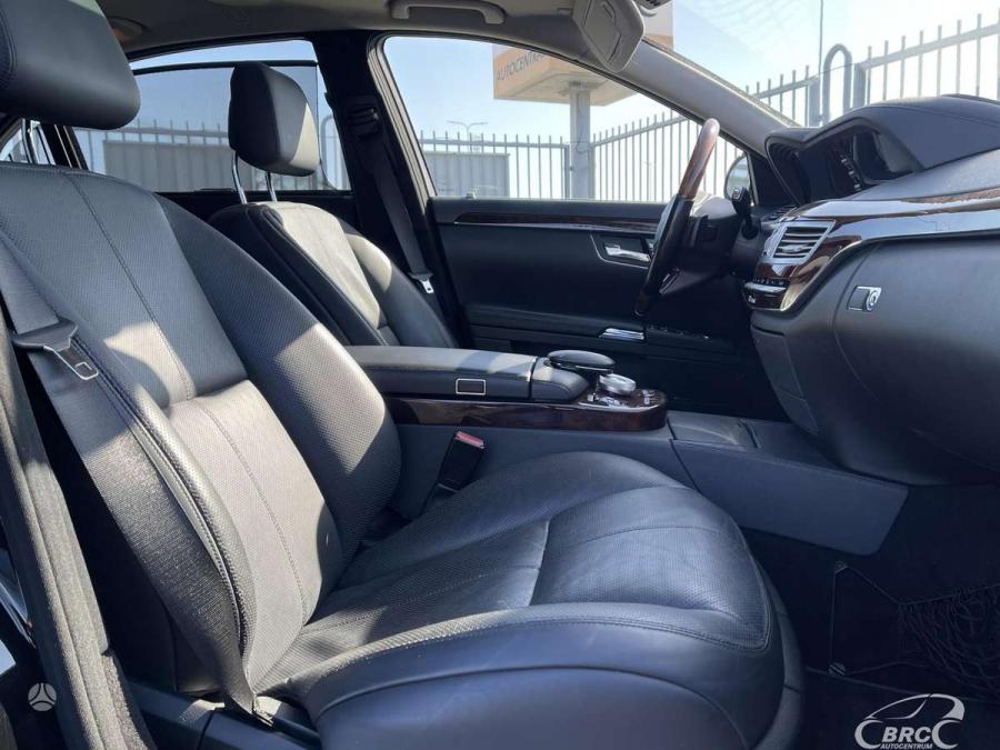 Black Mercedes-Benz s-550 2009 in Vilnius, with an engine capacity of 5.46 L and mileage of 253 thousand km for 8900 €, photo 9 on AUTOMOTO.COM.LV