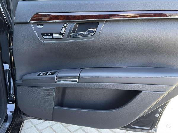Melns Mercedes-Benz s-550 2009 Viļņa, ar dzinēja tilpumu 5.46 L un nobraukumu 253 tūkst. km par 8900 €, foto 9 vietnē AUTOMOTO.COM.LV