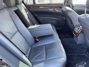 Black Mercedes-Benz s-550 2009 in Vilnius, with an engine capacity of 5.46 L and mileage of 253 thousand km for 8900 €, photo 12 on AUTOMOTO.COM.LV