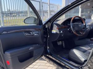Black Mercedes-Benz s-550 2009 in Vilnius, with an engine capacity of 5.46 L and mileage of 253 thousand km for 8900 €, photo 17 on AUTOMOTO.COM.LV