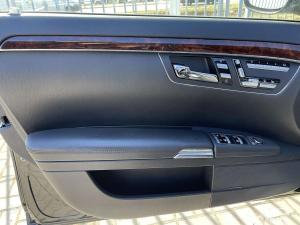 Black Mercedes-Benz s-550 2009 in Vilnius, with an engine capacity of 5.46 L and mileage of 253 thousand km for 8900 €, photo 18 on AUTOMOTO.COM.LV