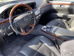 Black Mercedes-Benz s-550 2009 in Vilnius, with an engine capacity of 5.46 L and mileage of 253 thousand km for 8900 €, photo 21 on AUTOMOTO.COM.LV