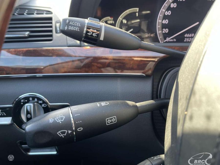 Black Mercedes-Benz s-550 2009 in Vilnius, with an engine capacity of 5.46 L and mileage of 253 thousand km for 8900 €, photo 25 on AUTOMOTO.COM.LV