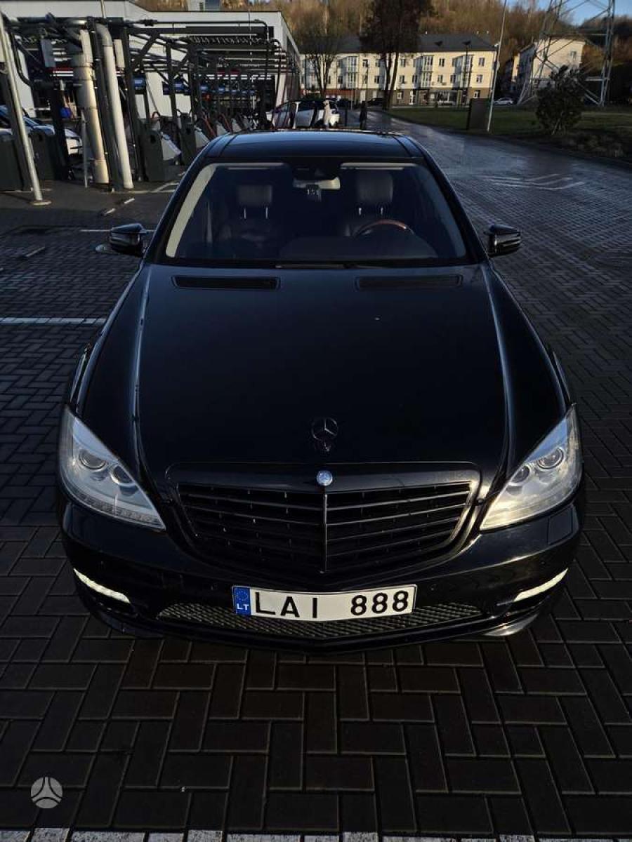 Black Mercedes-Benz s-550 2010 in Kaunas, with an engine capacity of 0.00 L and mileage of 214 thousand km for 13900 €, photo 1 on AUTOMOTO.COM.LV