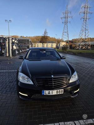 Black Mercedes-Benz s-550 2010 in Kaunas, with an engine capacity of 0.00 L and mileage of 214 thousand km for 13900 €, photo 2 on AUTOMOTO.COM.LV