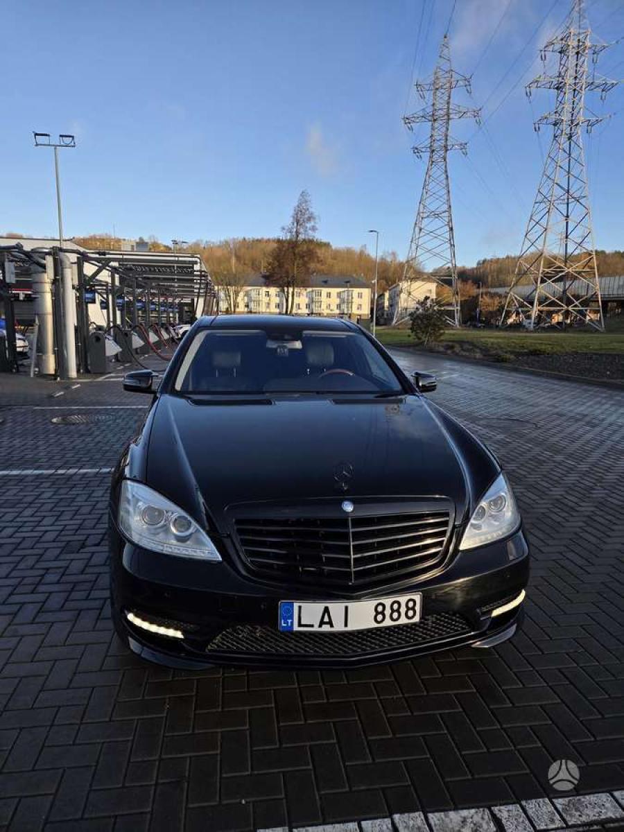 Black Mercedes-Benz s-550 2010 in Kaunas, with an engine capacity of 0.00 L and mileage of 214 thousand km for 13900 €, photo 2 on AUTOMOTO.COM.LV