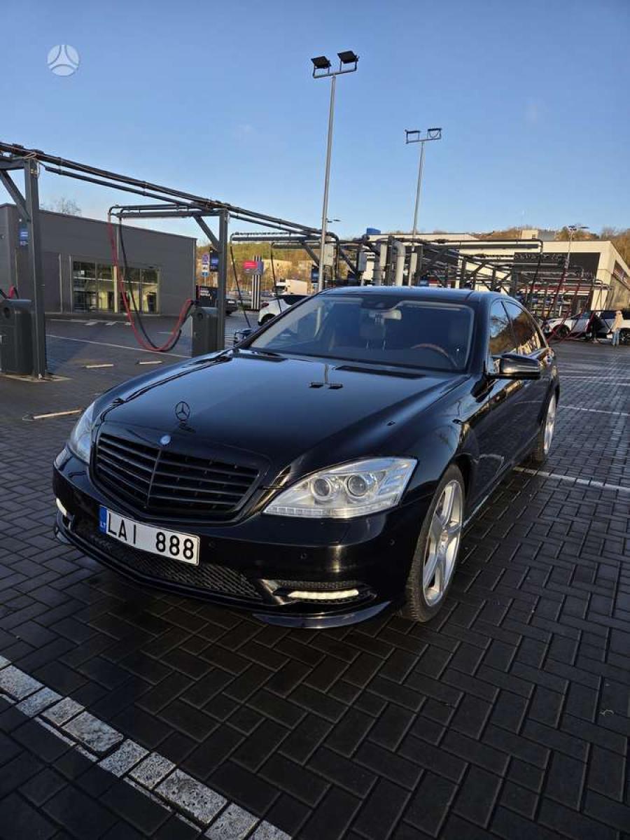 Black Mercedes-Benz s-550 2010 in Kaunas, with an engine capacity of 0.00 L and mileage of 214 thousand km for 13900 €, photo 3 on AUTOMOTO.COM.LV