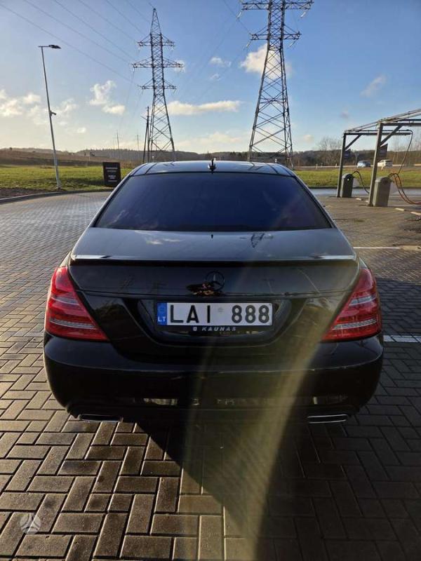Black Mercedes-Benz s-550 2010 in Kaunas, with an engine capacity of 0.00 L and mileage of 214 thousand km for 13900 €, photo 6 on AUTOMOTO.COM.LV