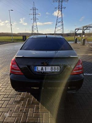 Black Mercedes-Benz s-550 2010 in Kaunas, with an engine capacity of 0.00 L and mileage of 214 thousand km for 13900 €, photo 6 on AUTOMOTO.COM.LV