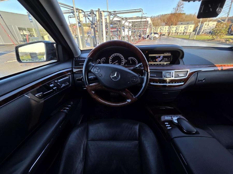 Black Mercedes-Benz s-550 2010 in Kaunas, with an engine capacity of 0.00 L and mileage of 214 thousand km for 13900 €, photo 10 on AUTOMOTO.COM.LV
