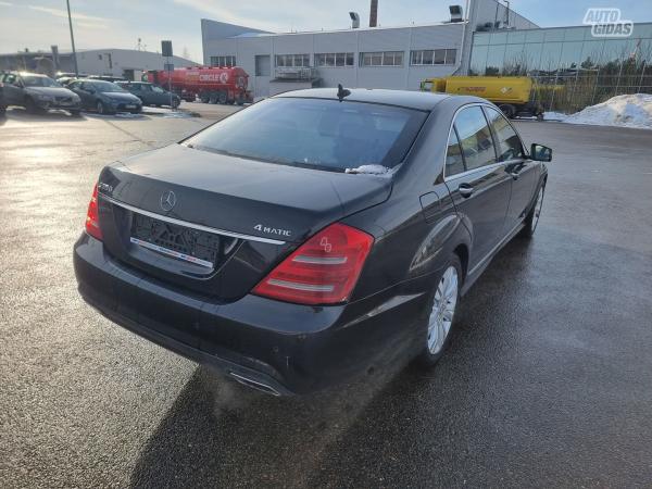 Melns Mercedes-Benz s-550 2010 Viļņa, ar dzinēja tilpumu 5.50 L un nobraukumu 250 tūkst. km par 8888 €, foto 3 vietnē AUTOMOTO.COM.LV