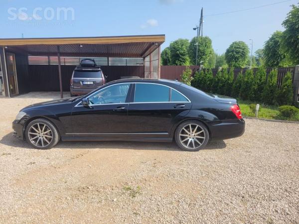 Black Mercedes-Benz s-550 2010 in Jelgava, with an engine capacity of 5.50 L and mileage of 349 thousand km for 11300 €, photo 2 on AUTOMOTO.COM.LV