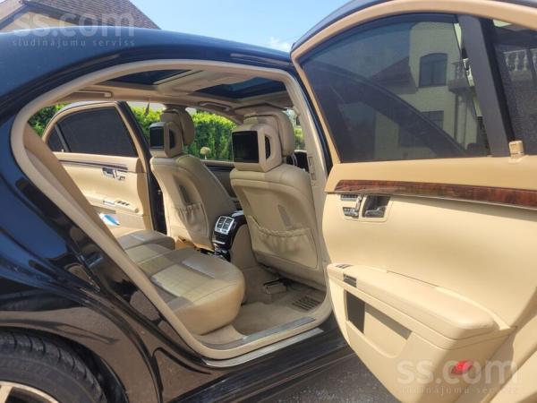Black Mercedes-Benz s-550 2010 in Jelgava, with an engine capacity of 5.50 L and mileage of 349 thousand km for 11300 €, photo 5 on AUTOMOTO.COM.LV