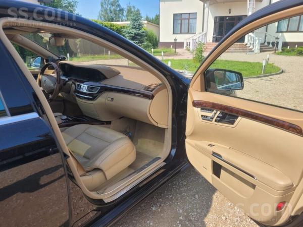 Black Mercedes-Benz s-550 2010 in Jelgava, with an engine capacity of 5.50 L and mileage of 349 thousand km for 11300 €, photo 6 on AUTOMOTO.COM.LV