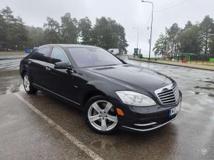 Black Mercedes-Benz s-550 2012 in Kaunas, with an engine capacity of 4.70 L and mileage of 245 thousand km for 11000 €, photo 1 on AUTOMOTO.COM.LV