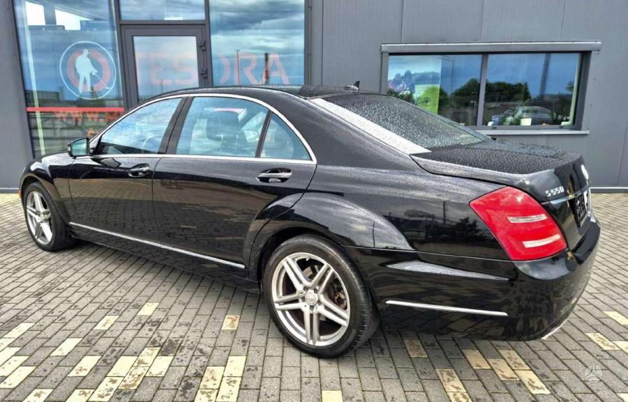Black Mercedes-Benz s-550 2013 in Siauliai, with an engine capacity of 4.70 L and mileage of 300 thousand km for 11300 €, photo 4 on AUTOMOTO.COM.LV