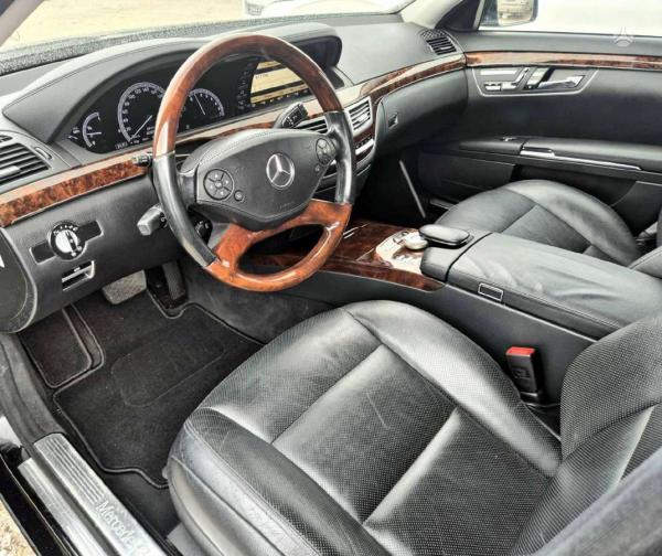 Melns Mercedes-Benz s-550 2013 Šauļi, ar dzinēja tilpumu 4.70 L un nobraukumu 300 tūkst. km par 11300 €, foto 8 vietnē AUTOMOTO.COM.LV
