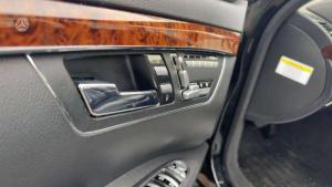 Black Mercedes-Benz s-550 2013 in Siauliai, with an engine capacity of 4.70 L and mileage of 303 thousand km for 7999 €, photo 10 on AUTOMOTO.COM.LV