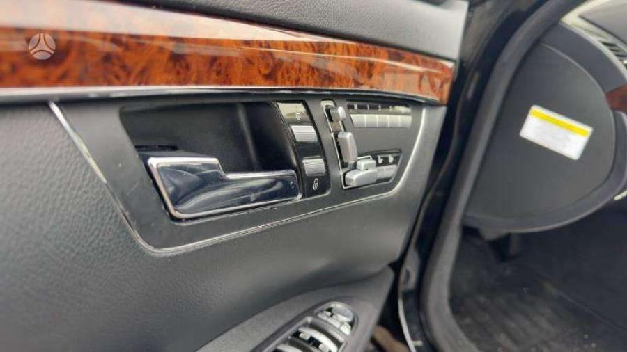 Black Mercedes-Benz s-550 2013 in Siauliai, with an engine capacity of 4.70 L and mileage of 303 thousand km for 7999 €, photo 10 on AUTOMOTO.COM.LV