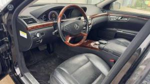 Black Mercedes-Benz s-550 2013 in Siauliai, with an engine capacity of 4.70 L and mileage of 303 thousand km for 7999 €, photo 11 on AUTOMOTO.COM.LV